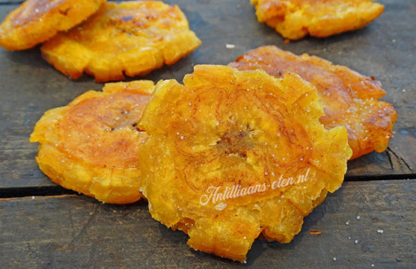 Tostones / patacones - snack van dubbelgebakken bakbanaan - RECEPT